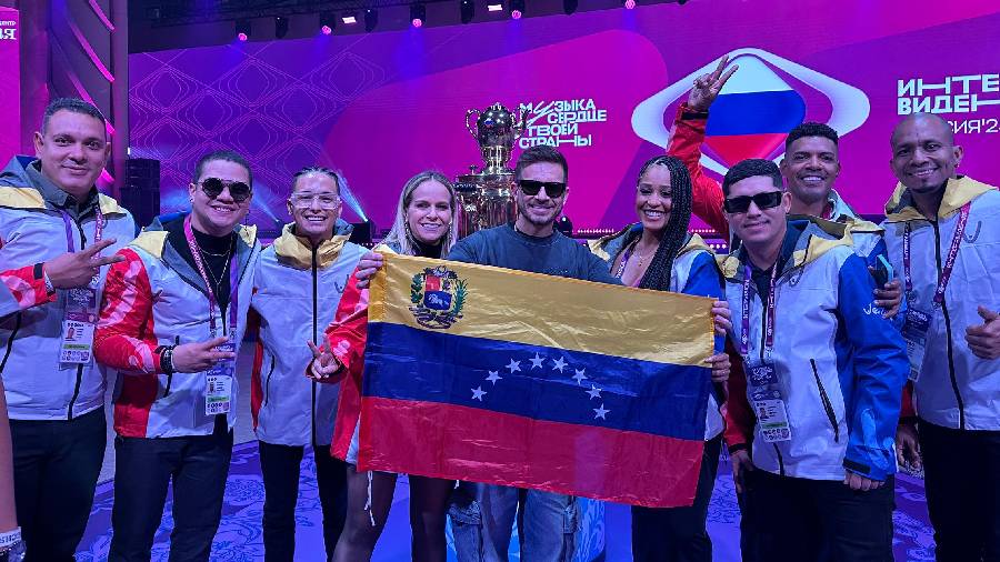 Omar Acedo enciende el escenario de Rusia con «La Fiesta de la Paz» en ...