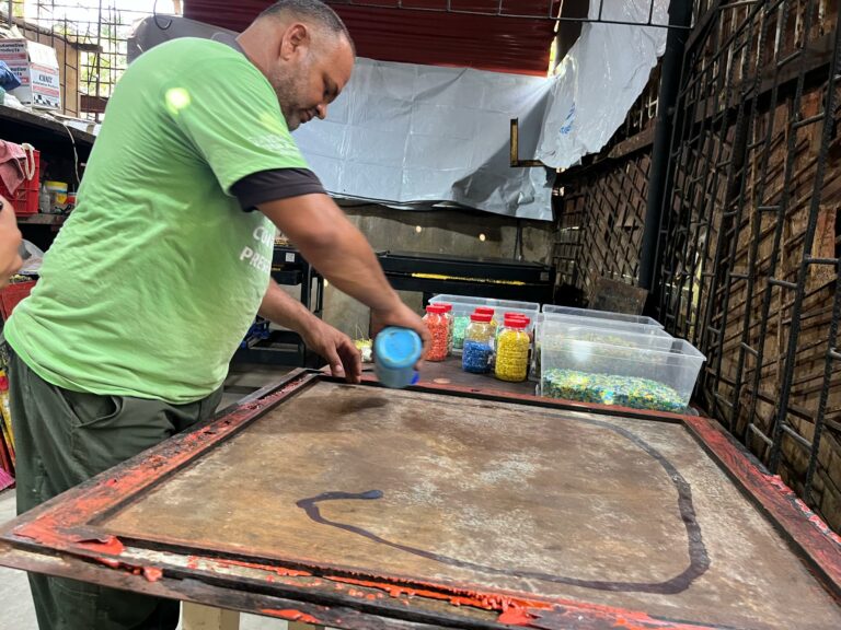 Desechos plásticos: Pupitres sostenibles que transforman aulas ...